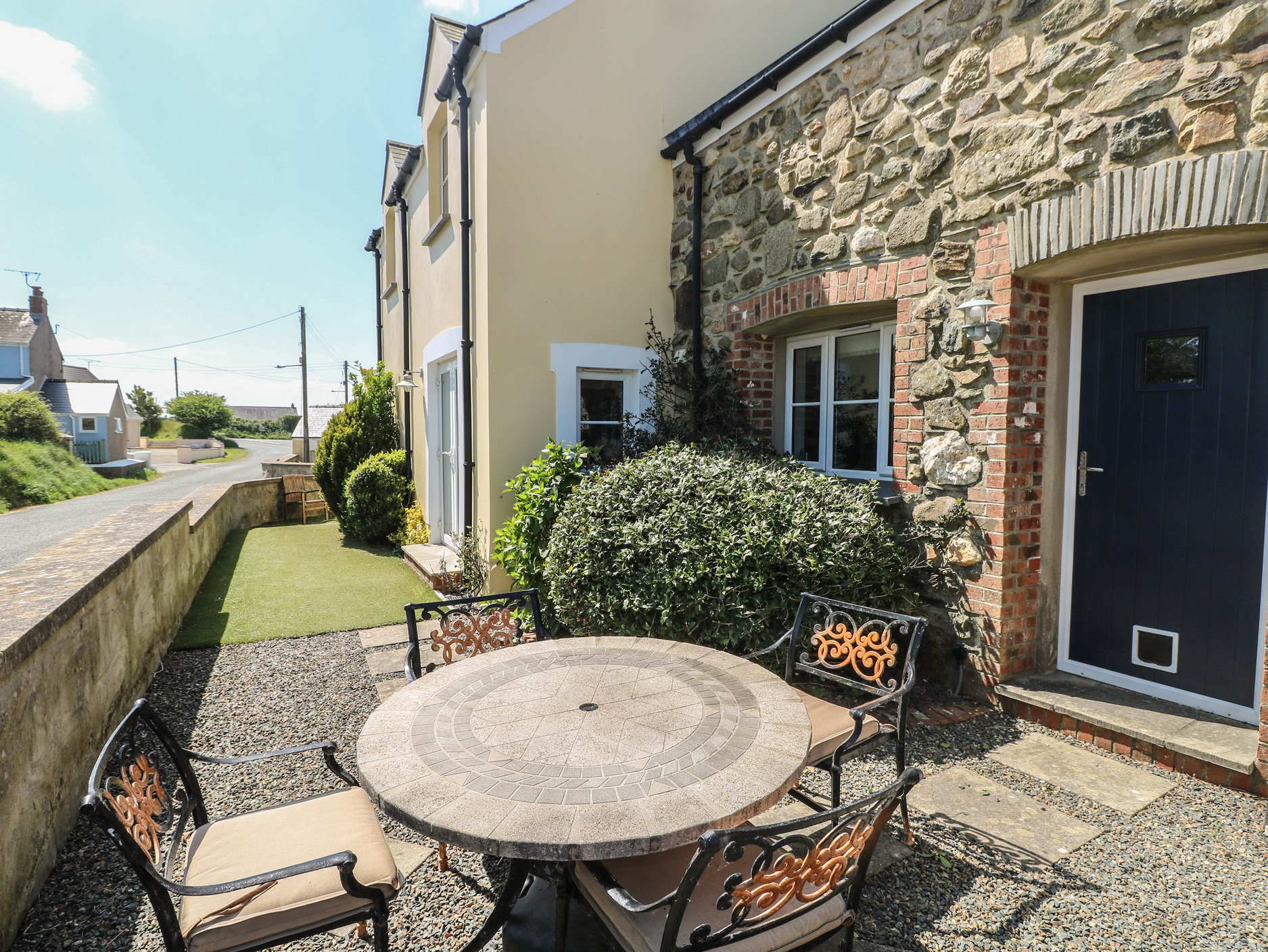 5 Cart-Tws Bach from Sykes Holiday Cottages. 5 Cart-Tws Bach is in St ...