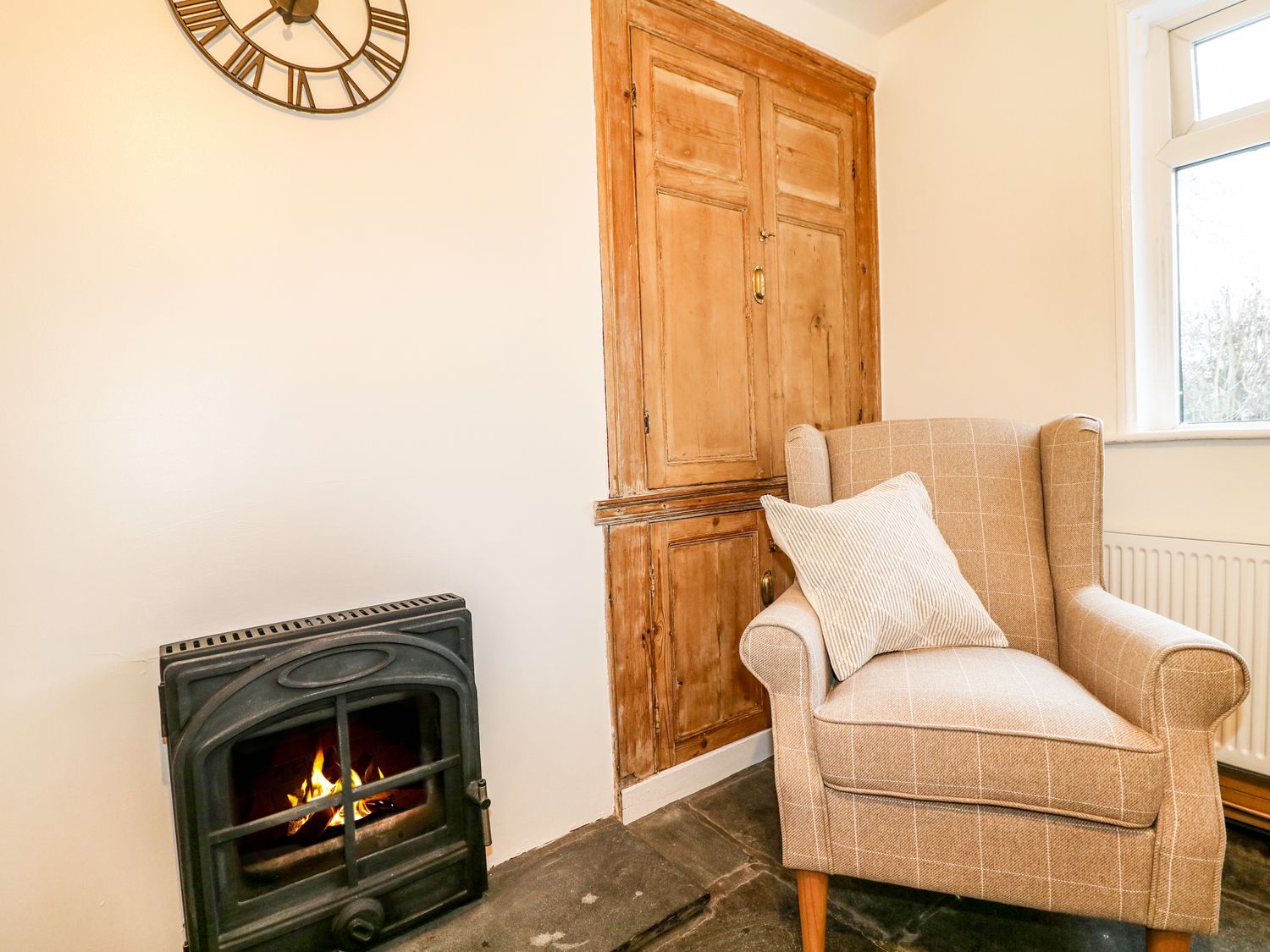 Hops Cottage from Sykes Holiday Cottages. Hops Cottage is in Doveridge ...