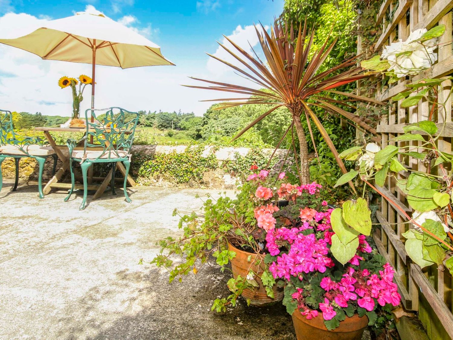 Maes y Cregyn from Sykes Holiday Cottages. Maes y Cregyn is in ...