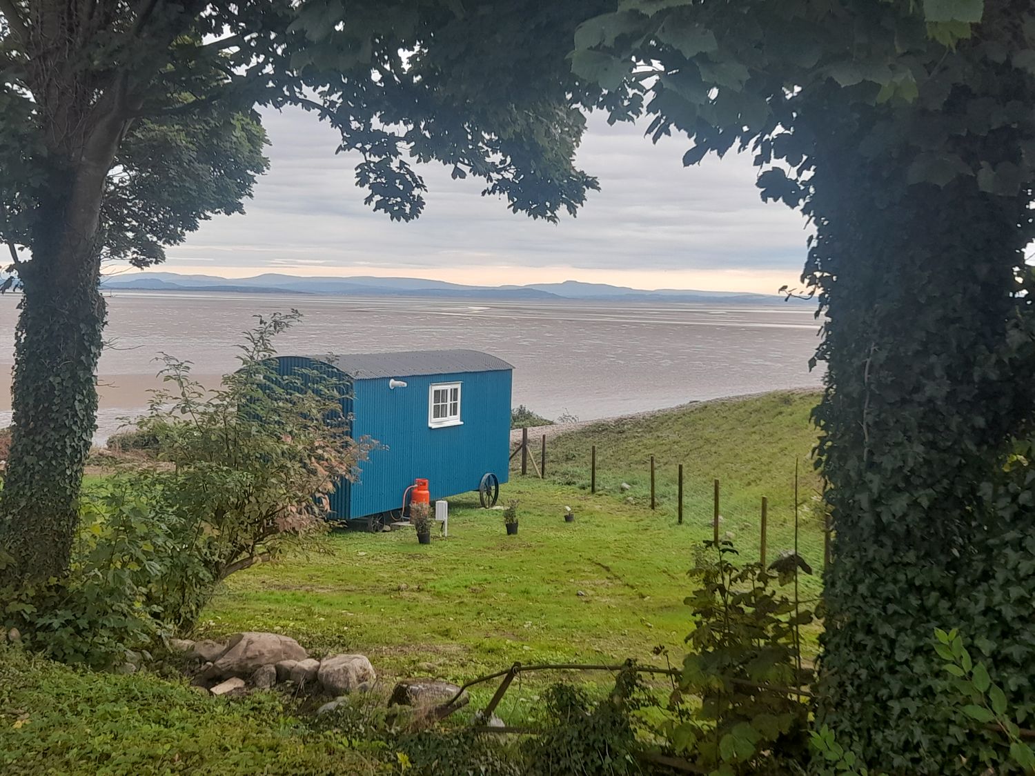 Seashore Shepherds Hut @ Moat Farm from Sykes Holiday Cottages ...