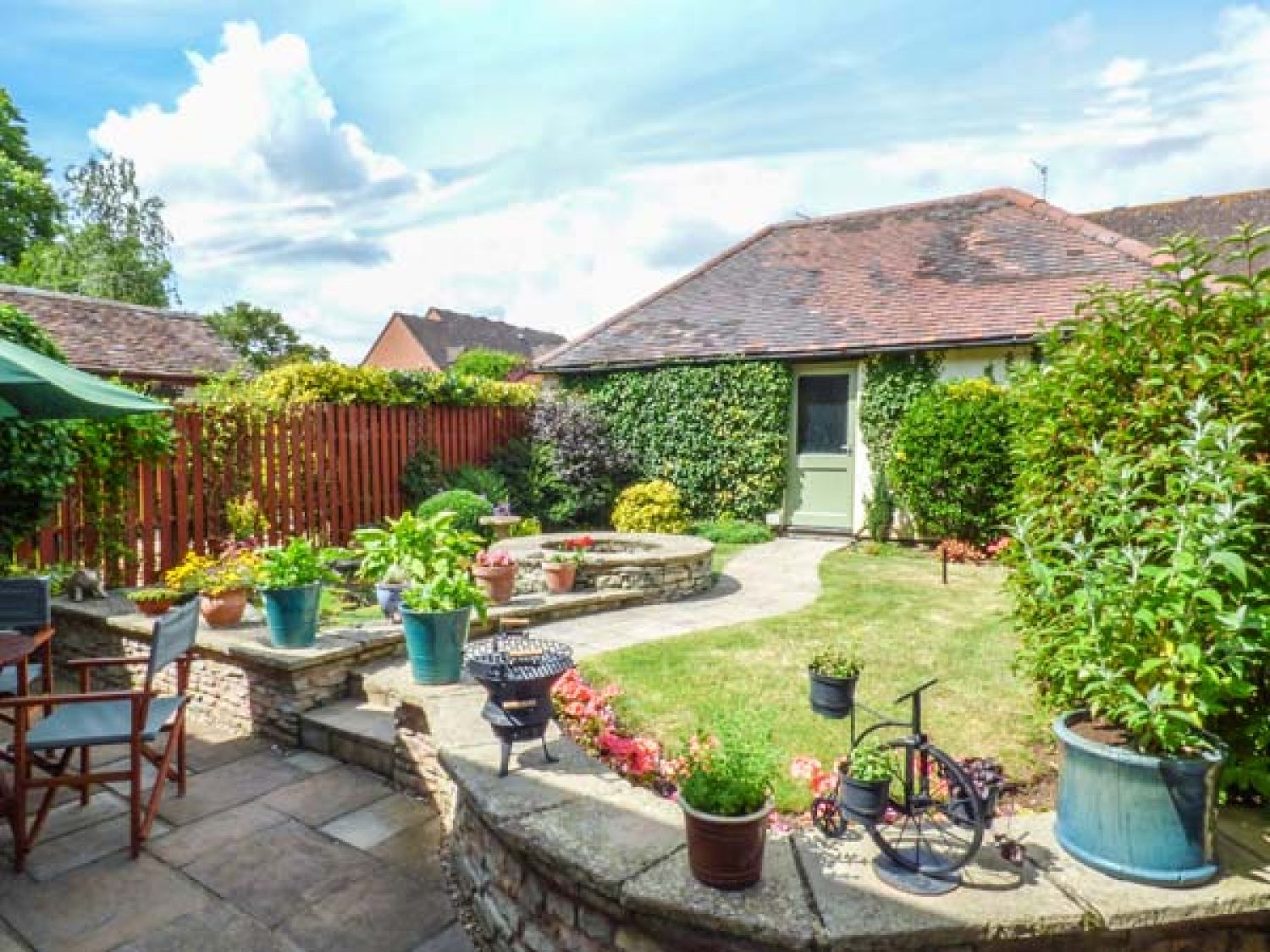 West End Barn from Sykes Holiday Cottages. West End Barn is in Cleeve ...